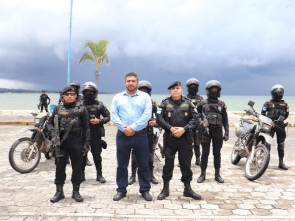 el Gobernador Departamental de Izabal Héctor Alarcón, realizó la ...
